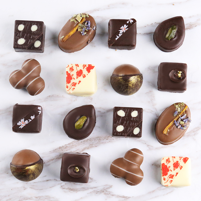 Small Graceful Assorted Praline Tray (24pcs) – Schoggi Meier